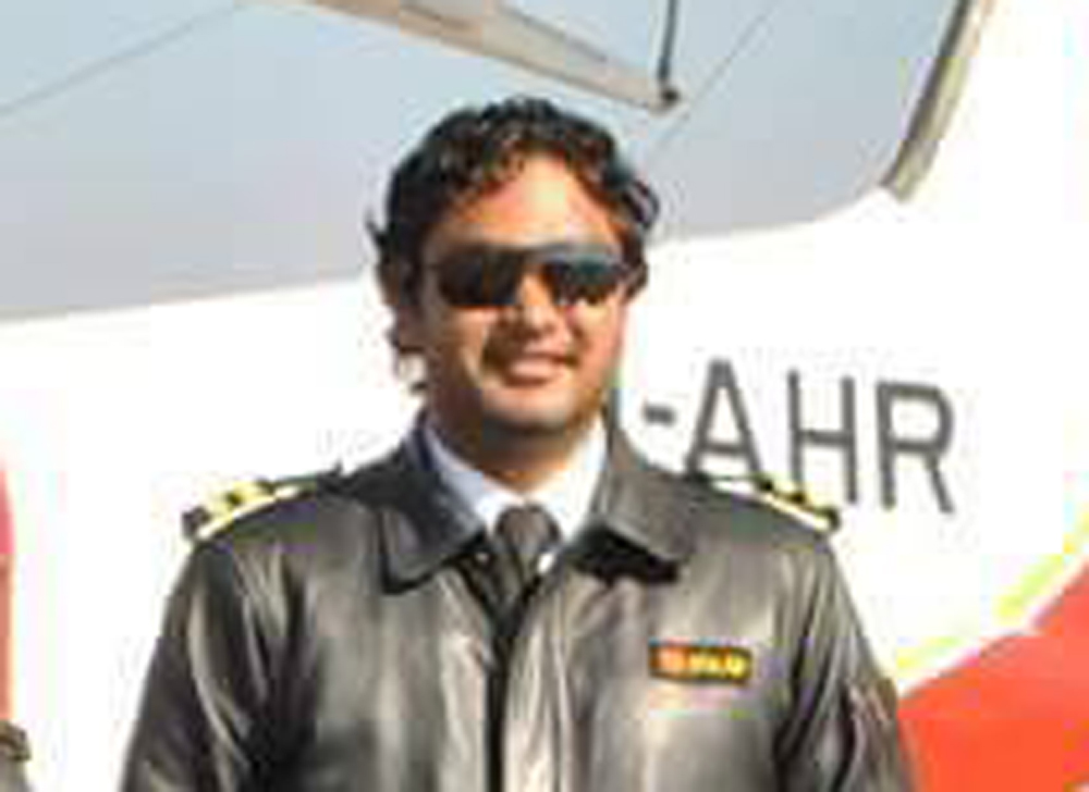 पाइलट आदित्यनाथ नेपाली जो मकालु एयरका अध्यक्ष क्याप्टेन फिजुका एक्ला ...