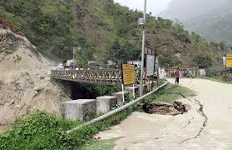 सडक भासिएपछि बेलिब्रिज जोखिममा « Dainiki