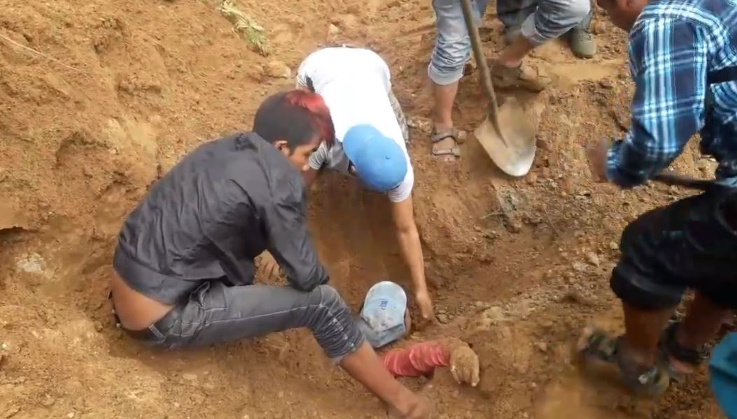 नुवाकोटको ककनीमा सुख्खा पहिरोमा पुरिएका व्यक्तिको यसरी गरियो उद्धार ...