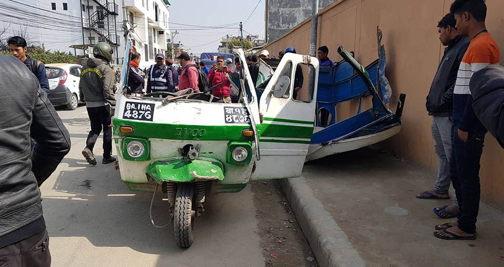 काठमाडाैँकाे सङ्ग्रहालय मार्गमा टेम्पो दुर्घटना हुँदा दश जना घाइते ...