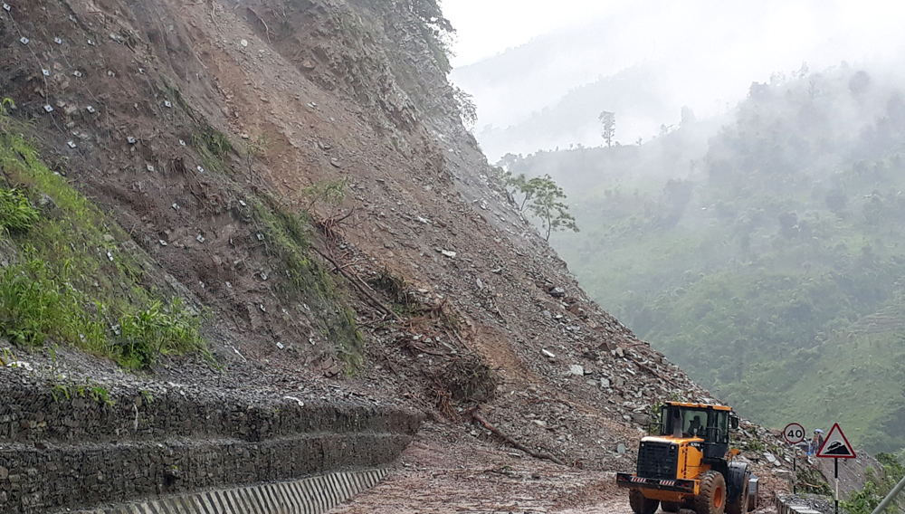 मुग्लिन–नौबिसे सडकखण्डमा २०० भन्दा बढी पहिरो : पृथ्वी राजमार्ग खोल्न ...